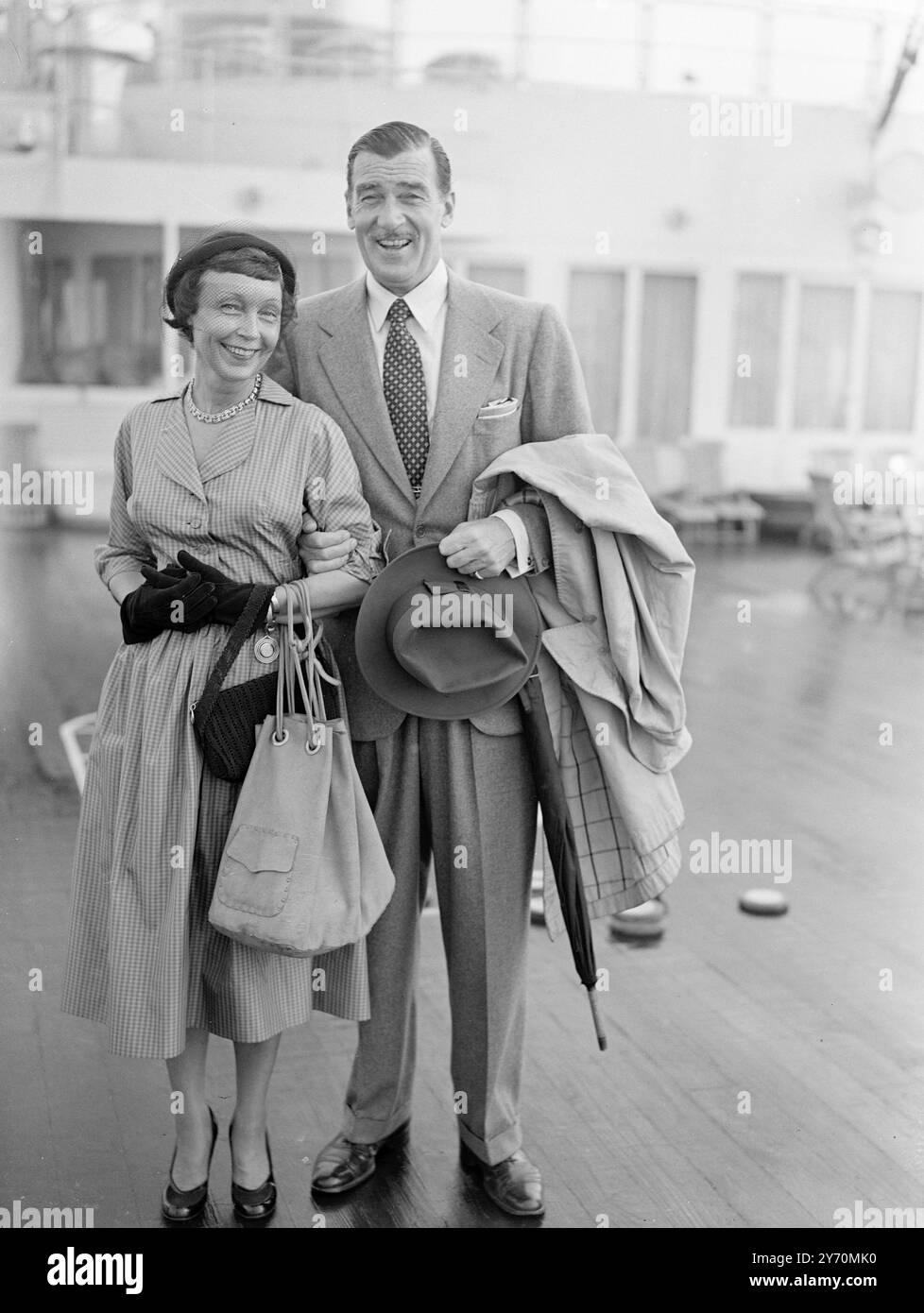 MR . MINIVER ARRIVES The screen's ' Mr . Minivar'- Hollywood actor ...