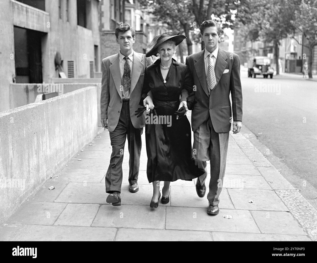 ANGELA WILL COMPLETE FAMILY RE-UNION Pictured walking in London with ...