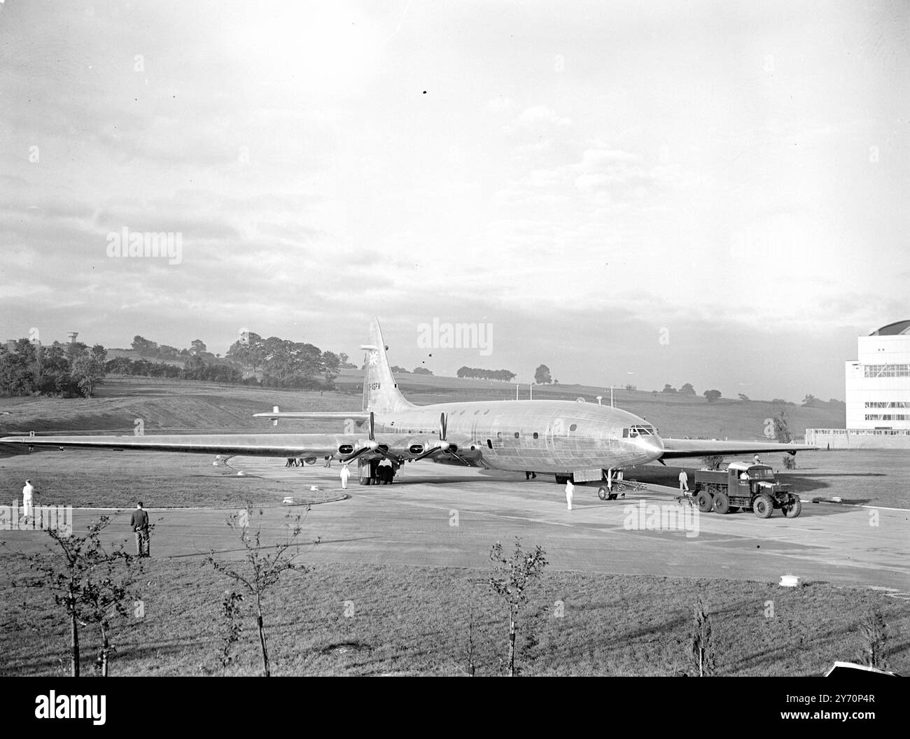 1940s airfield hangar hi-res stock photography and images - Alamy