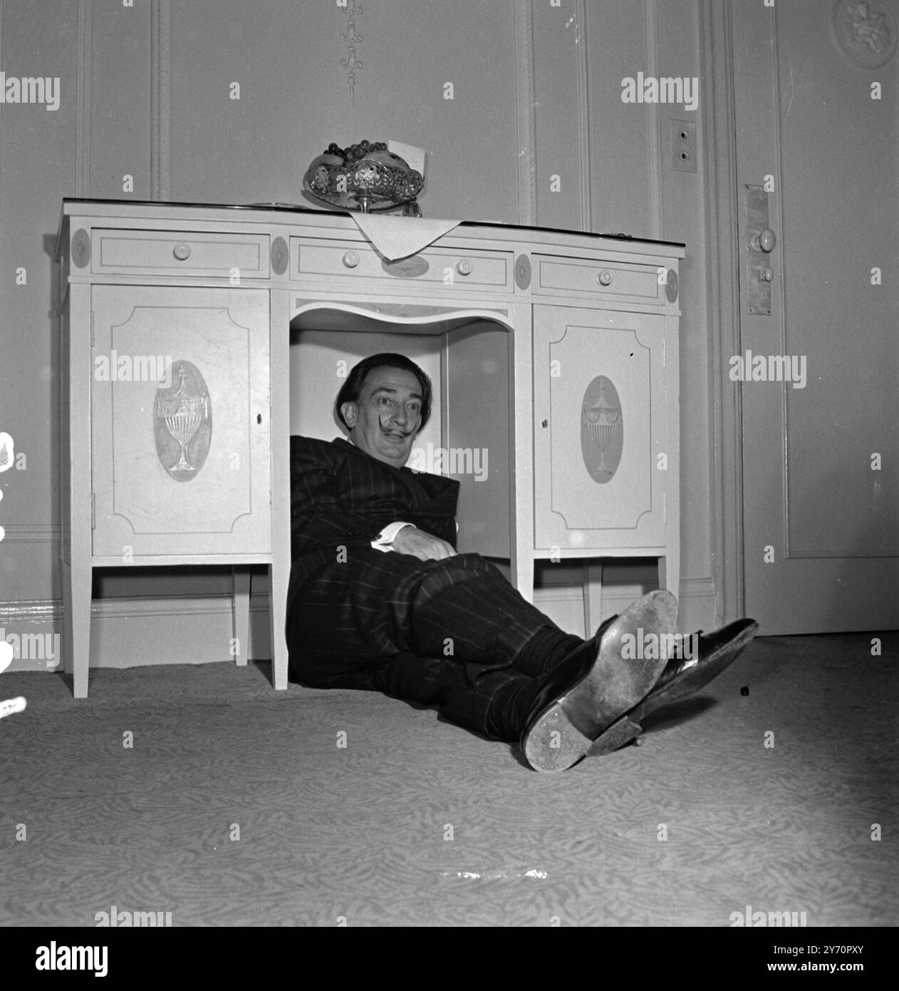 Salvador Dali settles in at the Mayfair Hotel, London.6 May 1959 Stock ...
