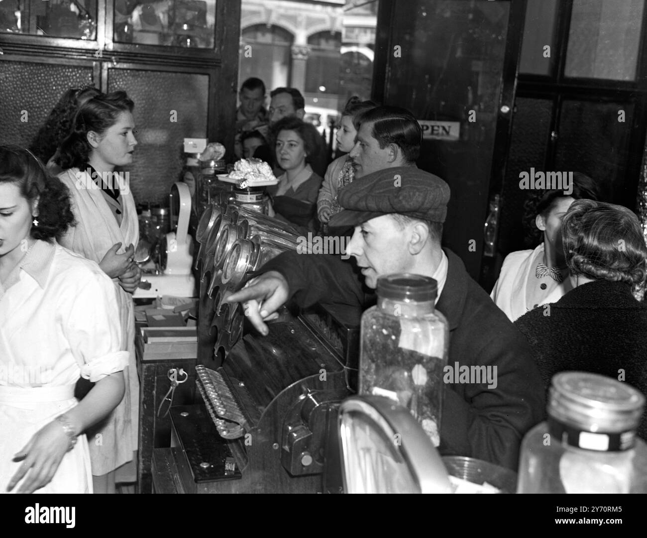 Queues for food ww2 hi-res stock photography and images - Alamy