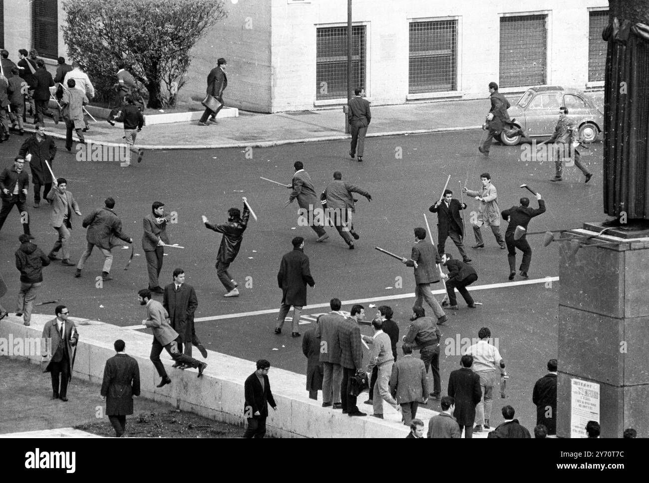 Rome : Student Battle Left and right wing students battle on the steps ...