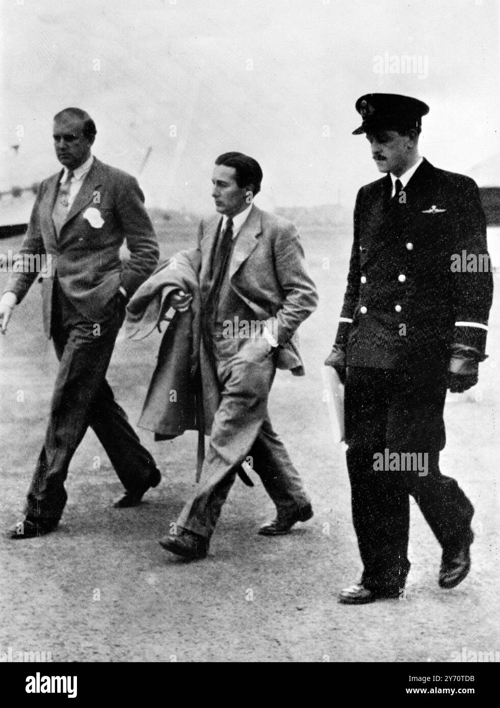 Captain Roy Farran , centre , leaving Glasgow to go to his home at ...