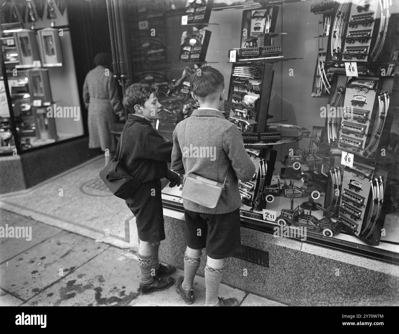 Shopping , War Time . 1942 Stock Photo - Alamy