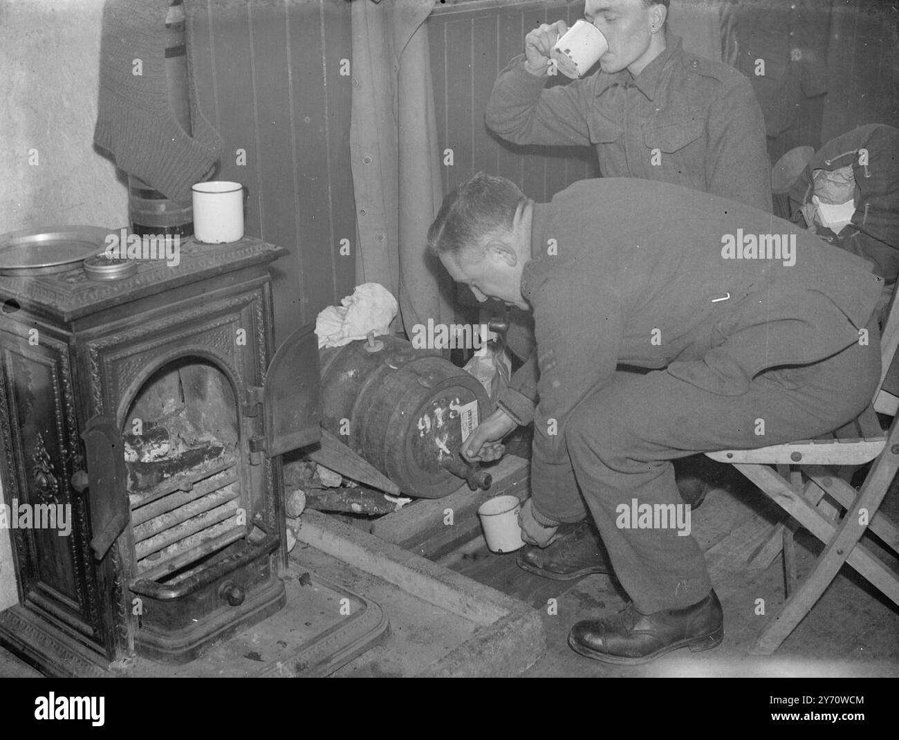 Men drinking beer 1940 hi-res stock photography and images - Alamy