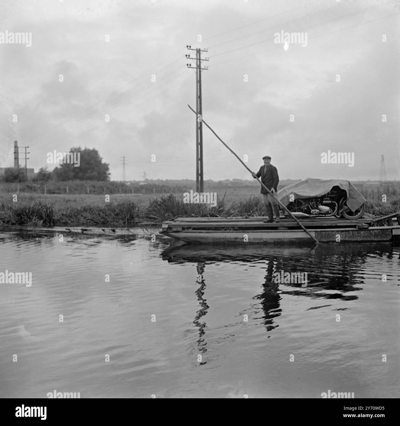 Thames - Dredging . 1 January 1946 Stock Photo - Alamy