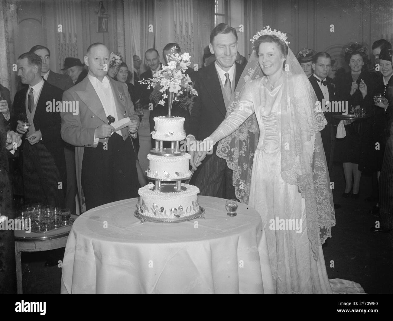 1940s wedding cake black and white hi-res stock photography and images ...