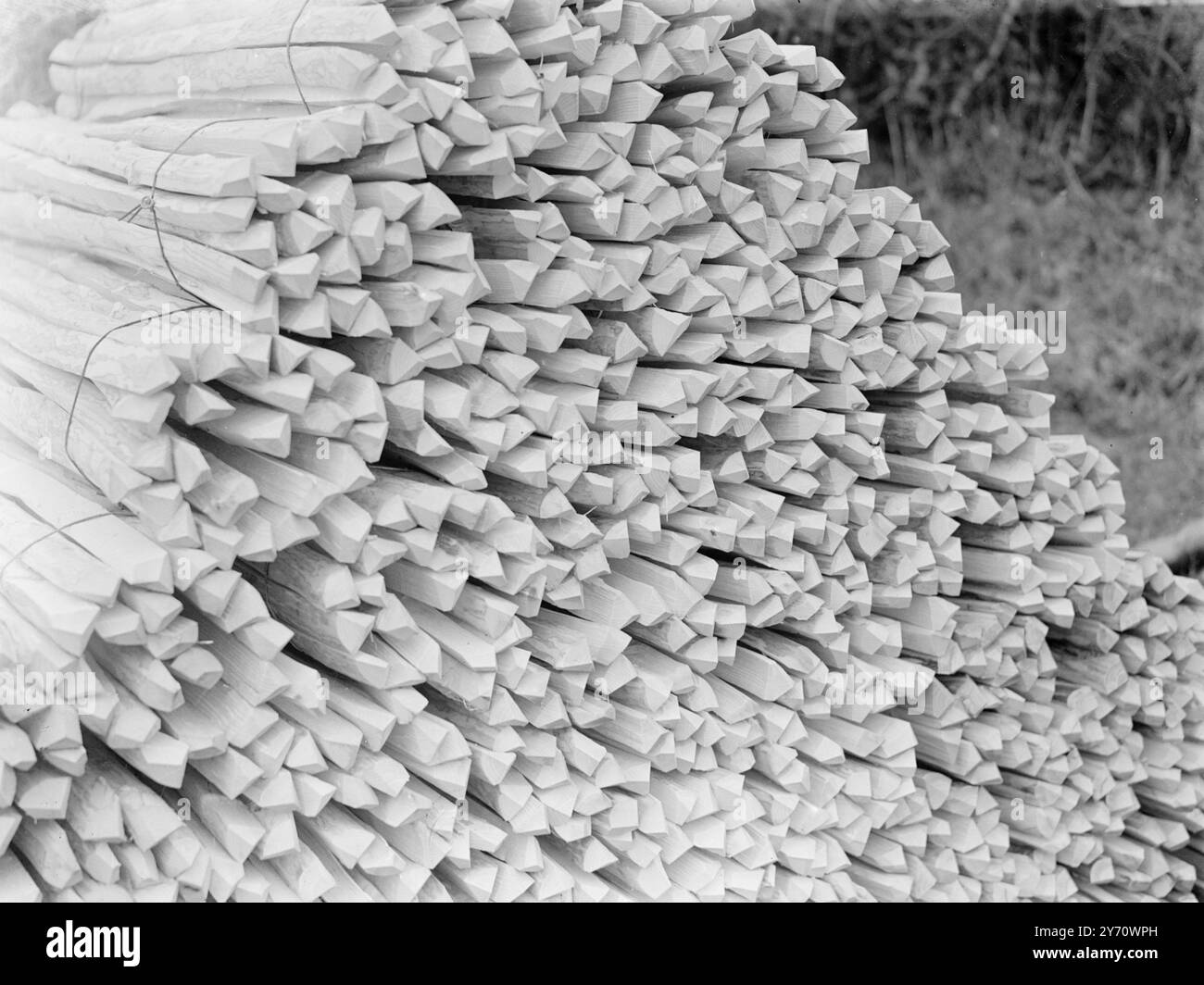 Hurdle maker , William John Crouch 1 January 1940 Stock Photo - Alamy