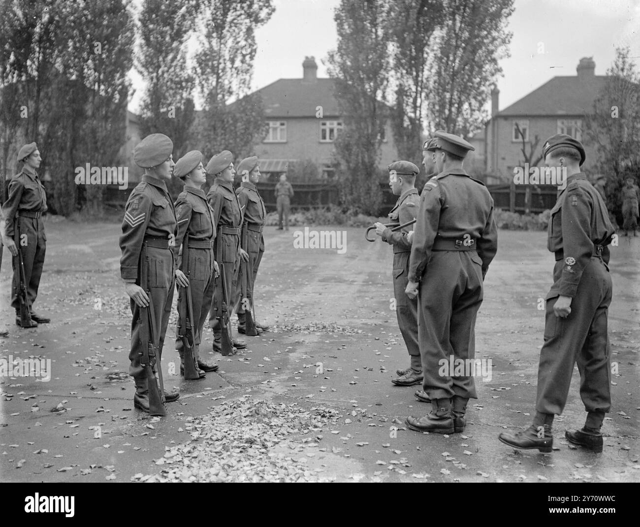Guard mounting hi-res stock photography and images - Alamy