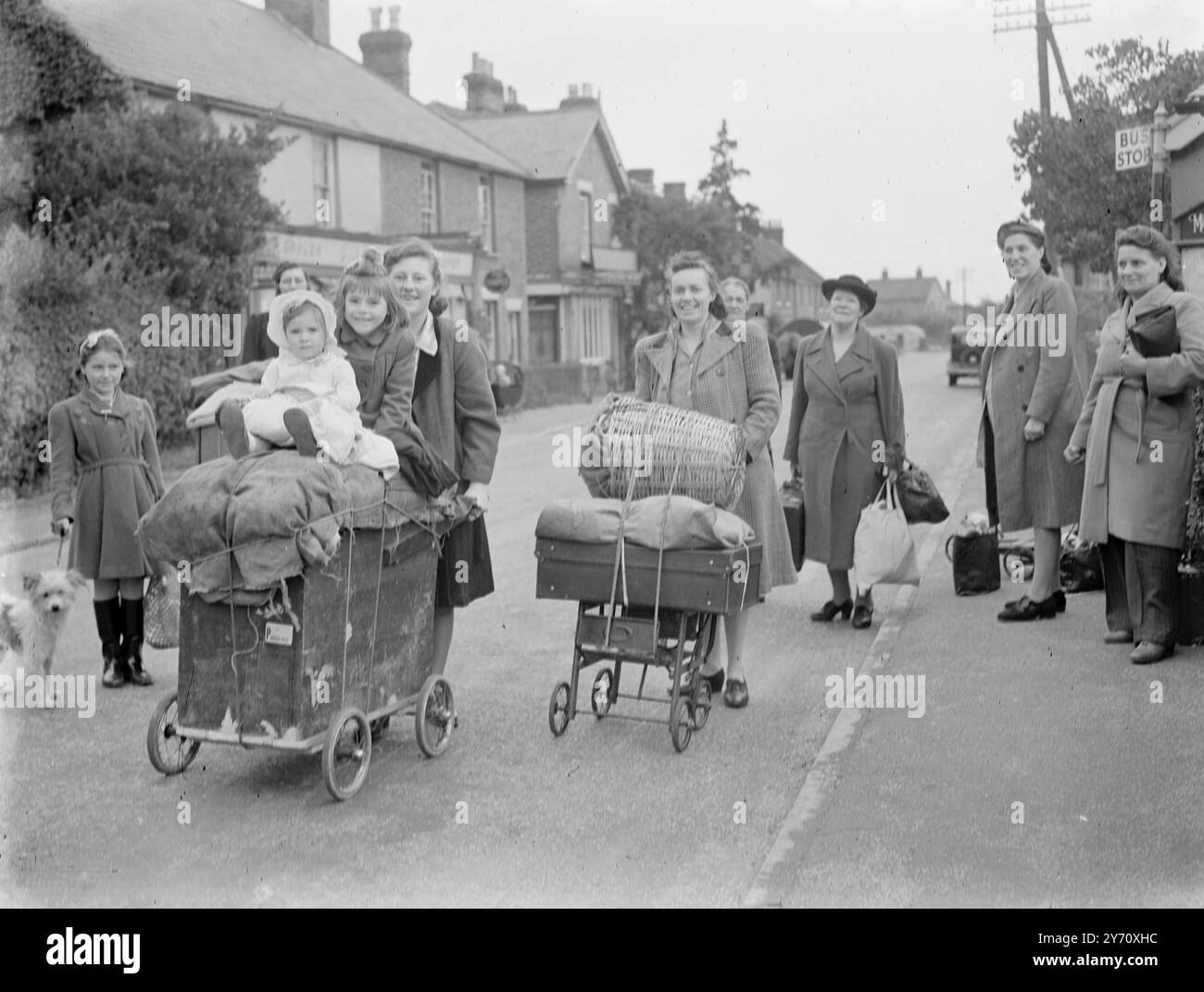 Hop Pickers arrive at Paddock Wood 1 January 1946 Stock Photo - Alamy