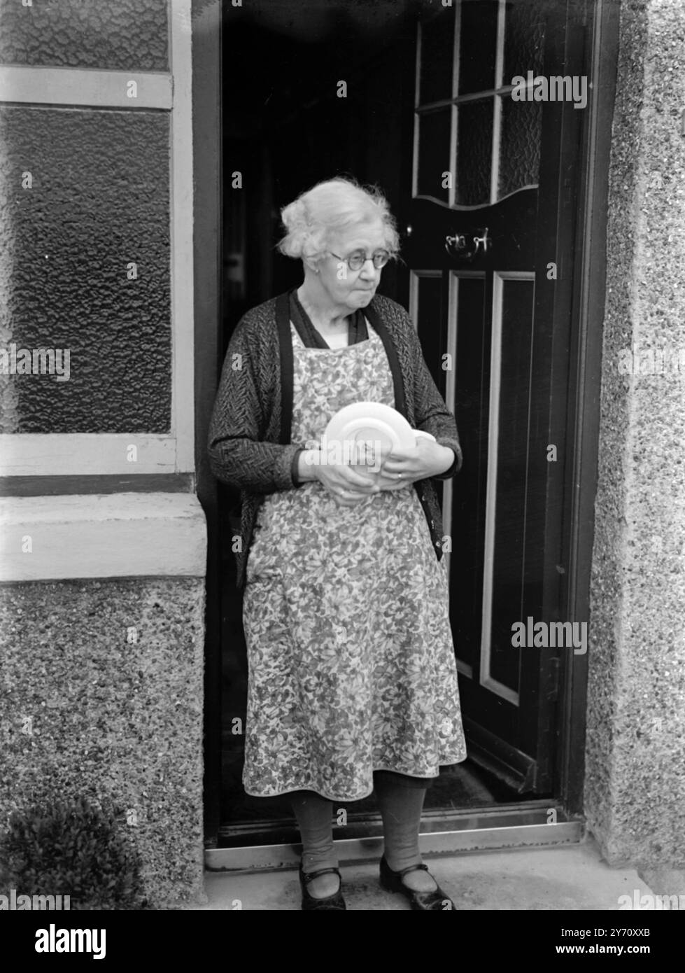 Old lady wearing apron hi-res stock photography and images - Alamy
