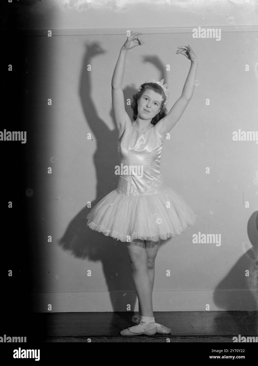 Ballet child 1950s hi-res stock photography and images - Alamy