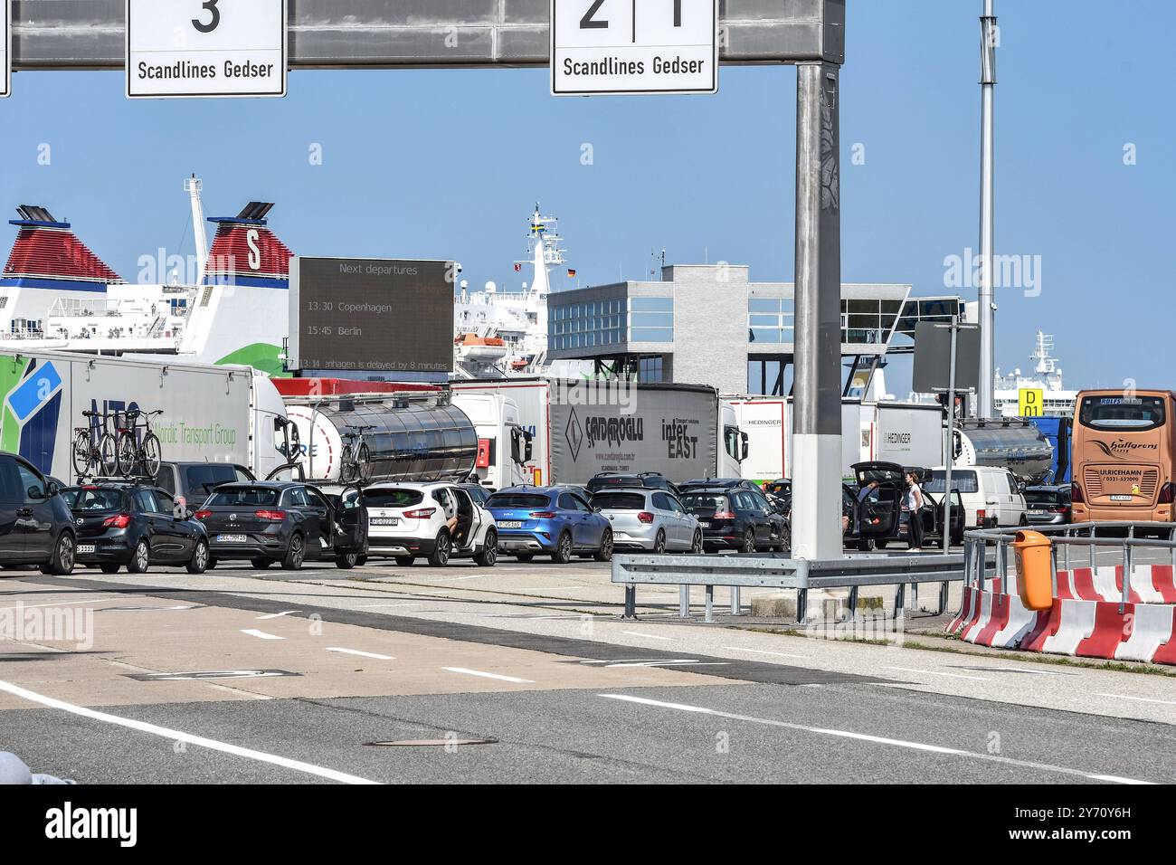 Warteschlange im Faehrhafen in Rostock-Warnemuende auf die Ueberfahrt ...