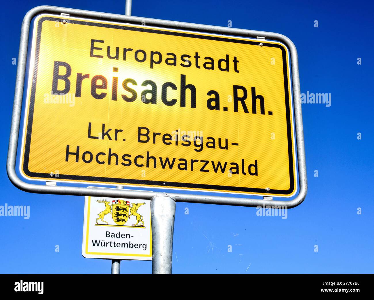 Ortsschild Europastadt Breisach an der Rheinbruecke zwischen Breisach ...
