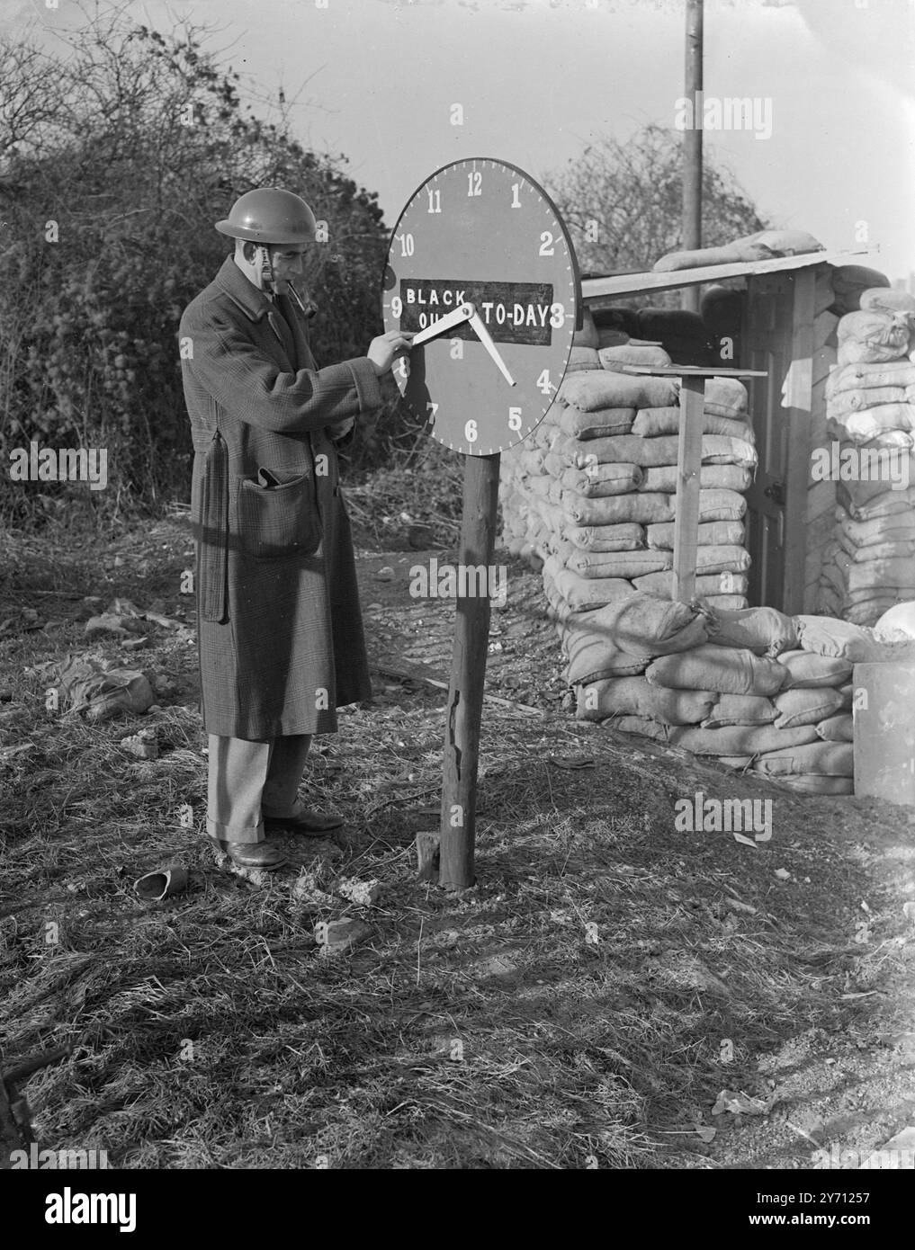 War time setting hi-res stock photography and images - Alamy