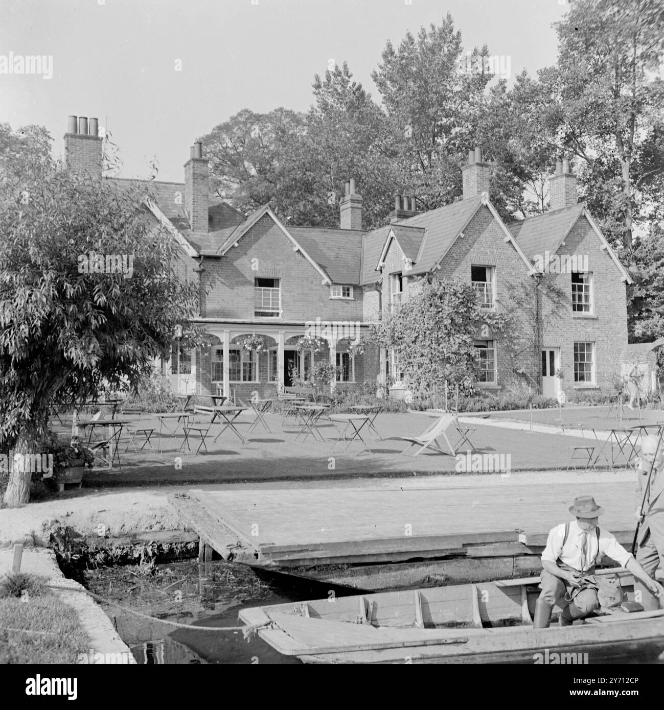 Wedge and Beetle Hotel - Moulsford 01/01/1943 Stock Photo - Alamy