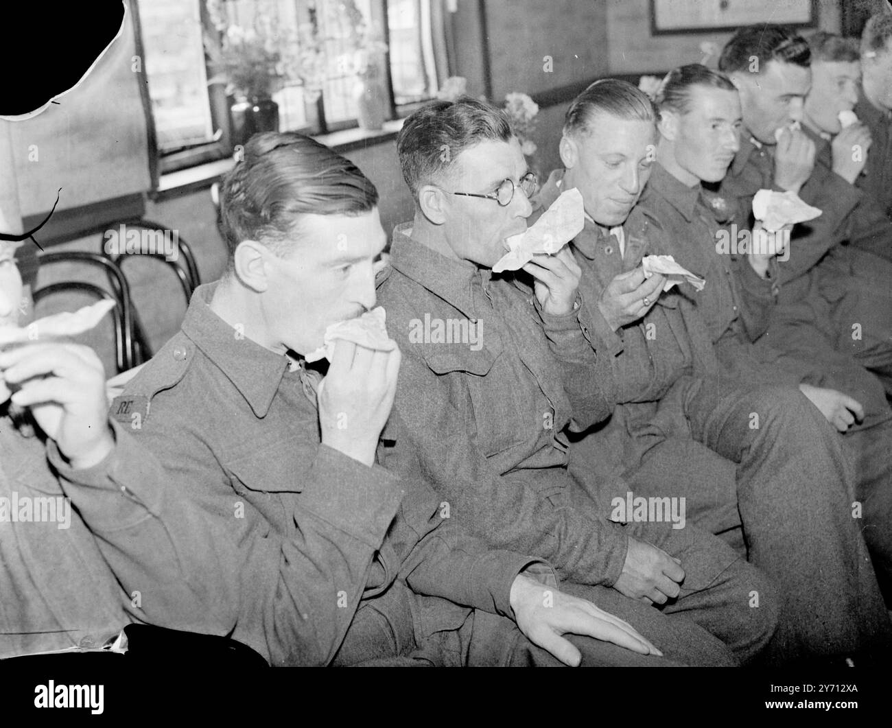 1940s soldiers eating food hi-res stock photography and images - Alamy
