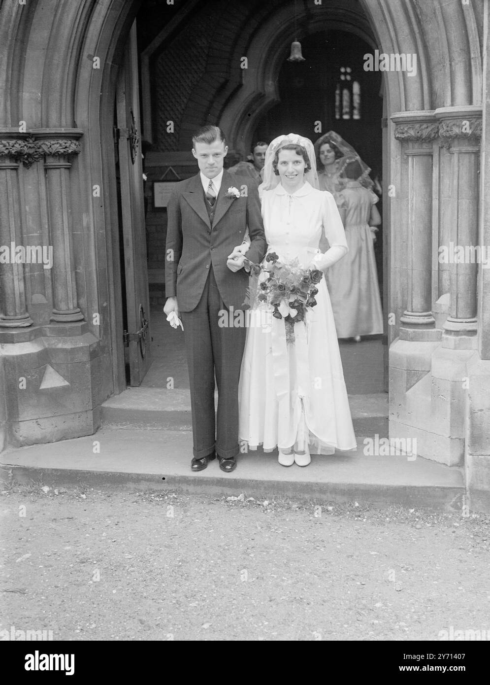 Wedding white roses bride Black and White Stock Photos & Images - Alamy