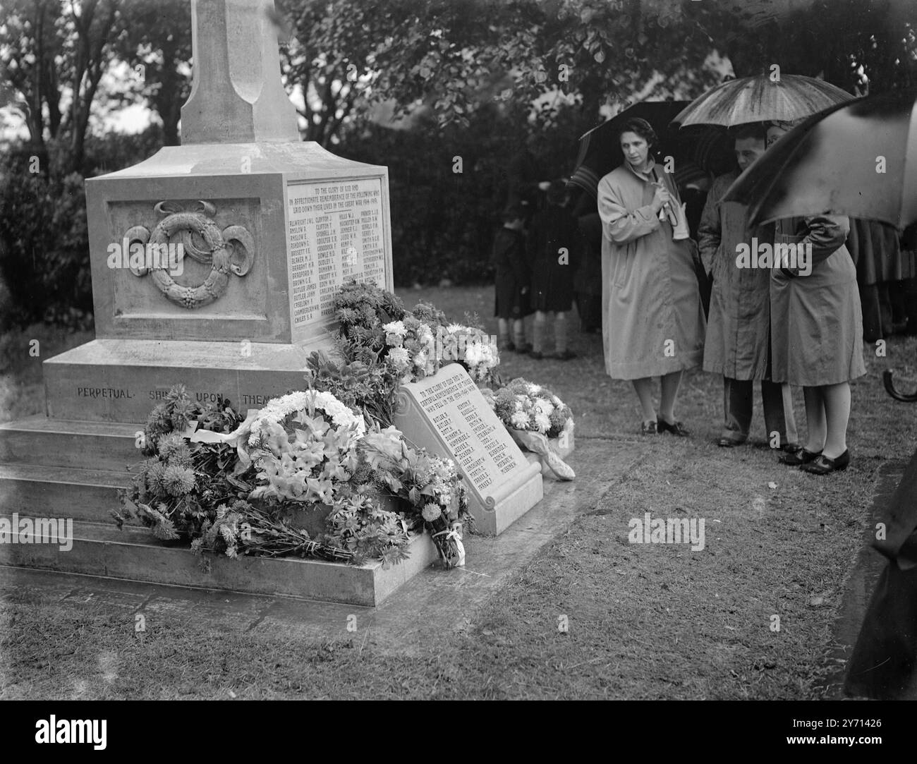 Slade Green War Memorial Service . 1 January 1946 Stock Photo - Alamy
