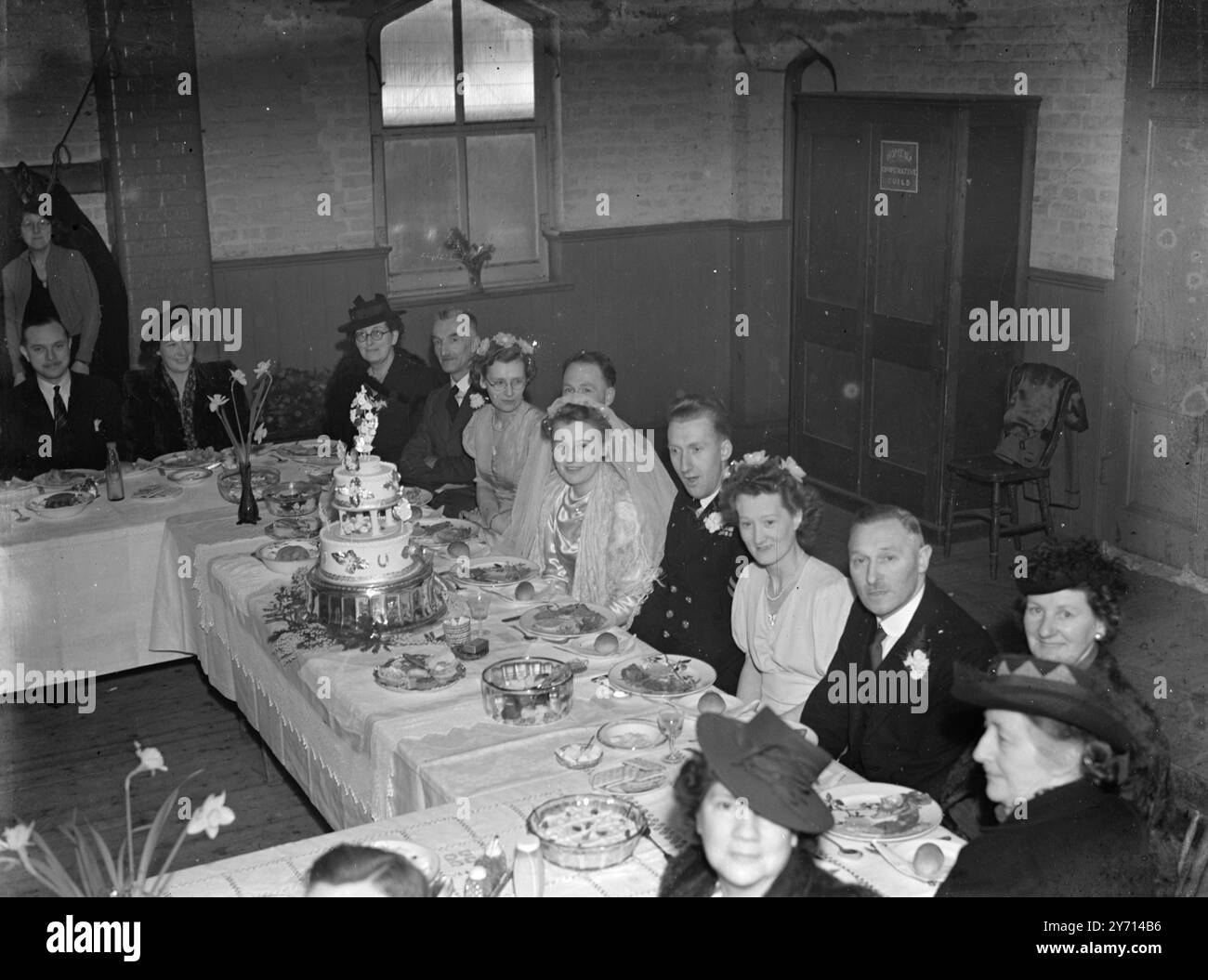 1940s wedding cake black and white hi-res stock photography and images ...
