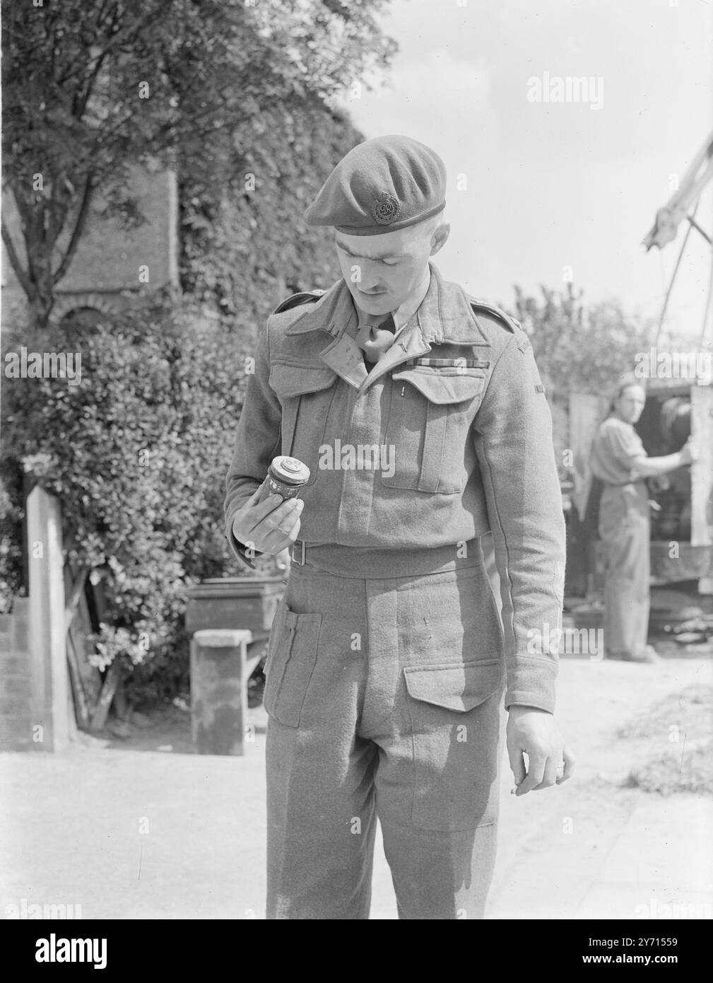 Ww2 bomb disposal Black and White Stock Photos & Images - Alamy
