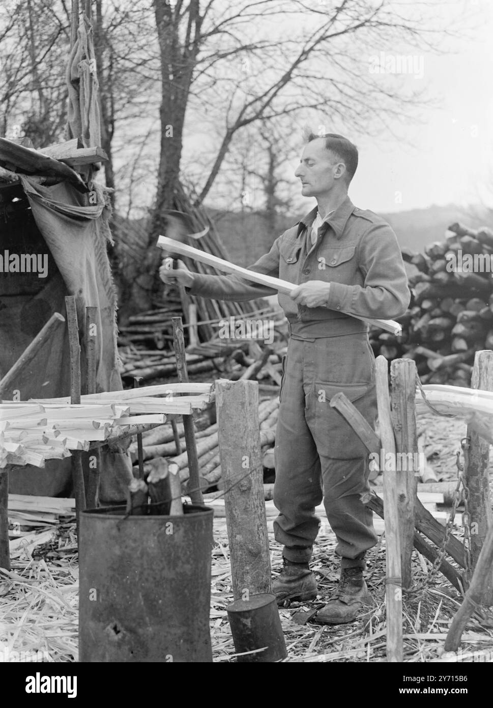 Hurdle maker , William John Crouch 1 January 1940 Stock Photo - Alamy