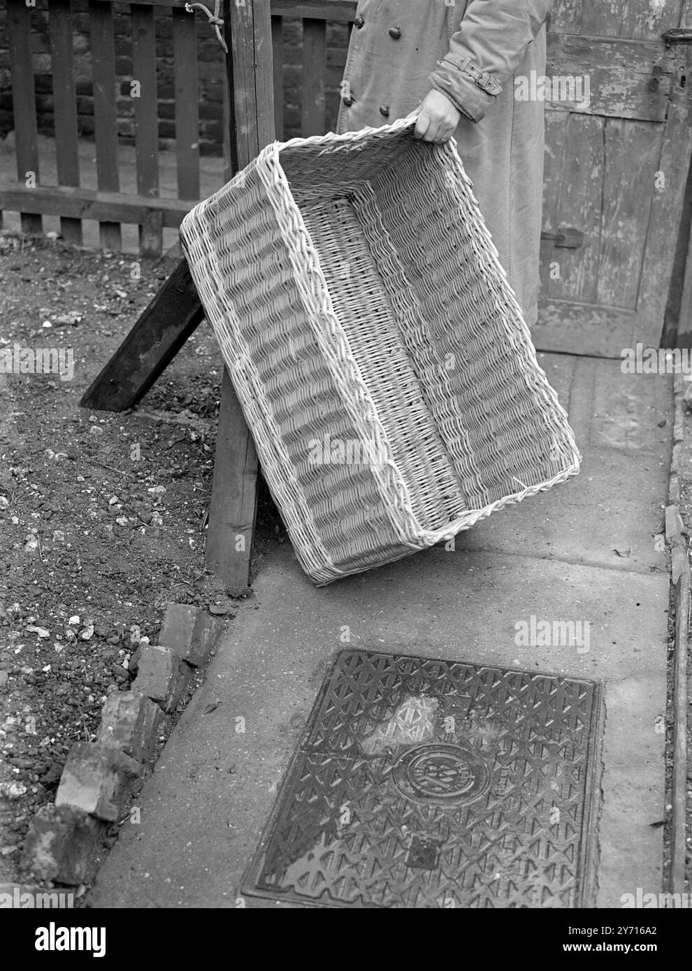 Basket , Parachute 1940 Stock Photo - Alamy