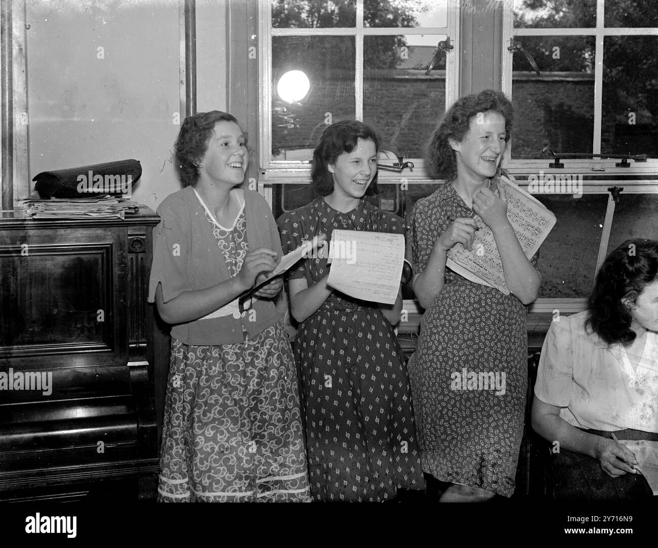 Northants weekly Farm School -Three Girls . 1 January 1946 Stock Photo ...