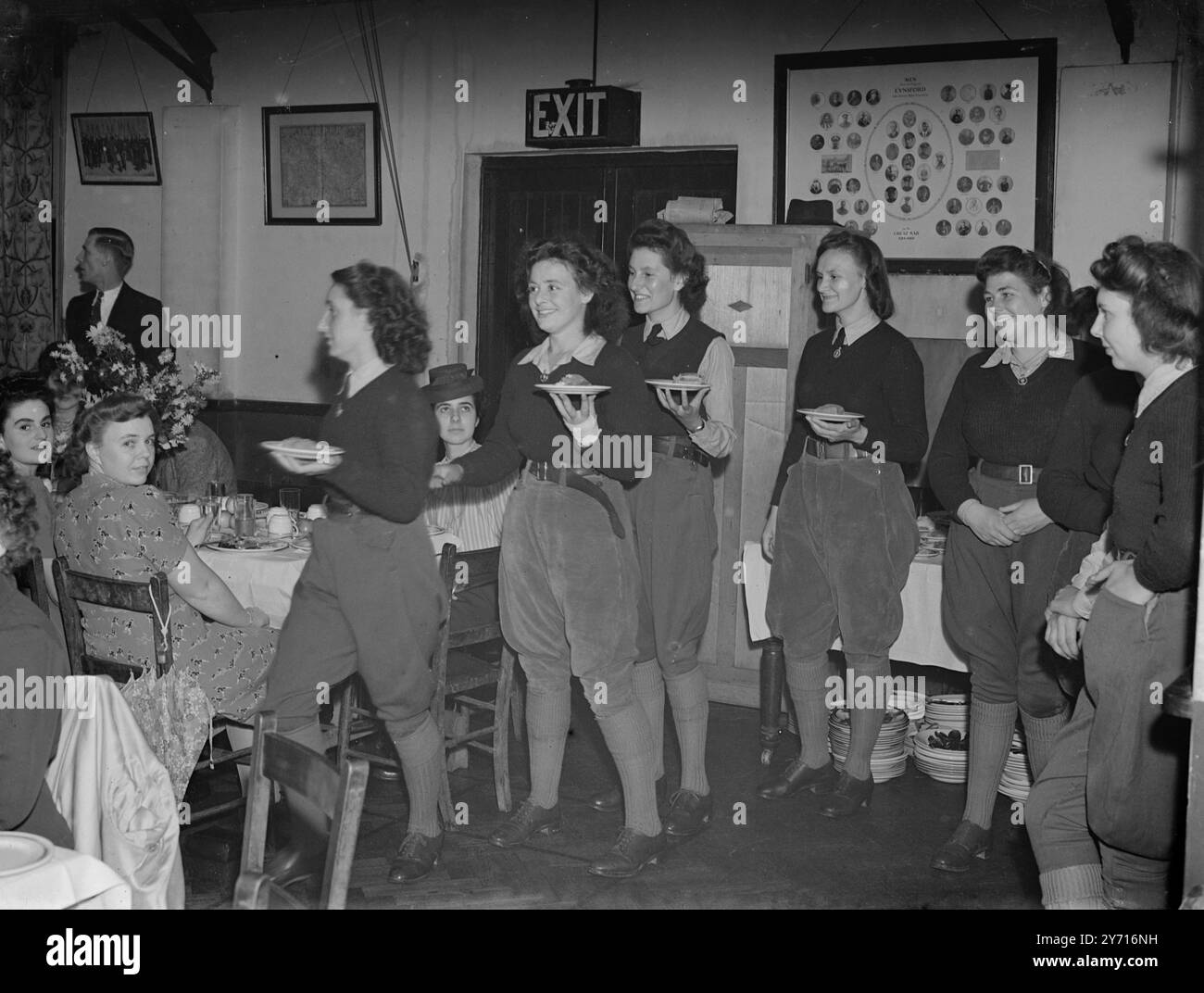 Eynsford Harvest Supper - Landgirls . 1 January 1946 Stock Photo - Alamy