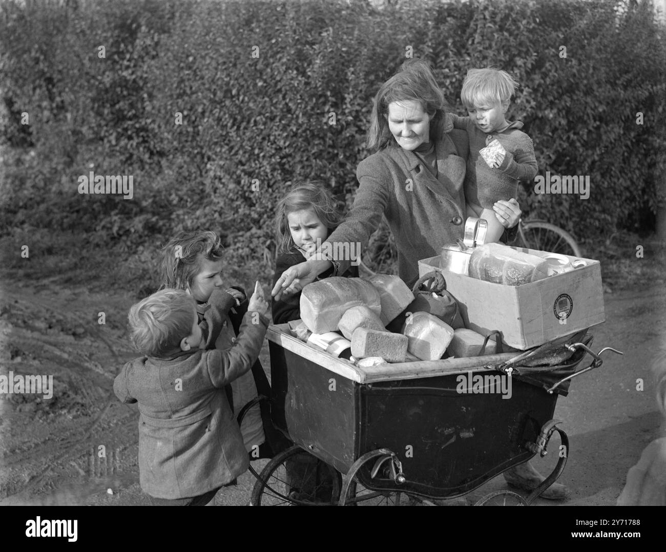 1940s children box hi-res stock photography and images - Alamy