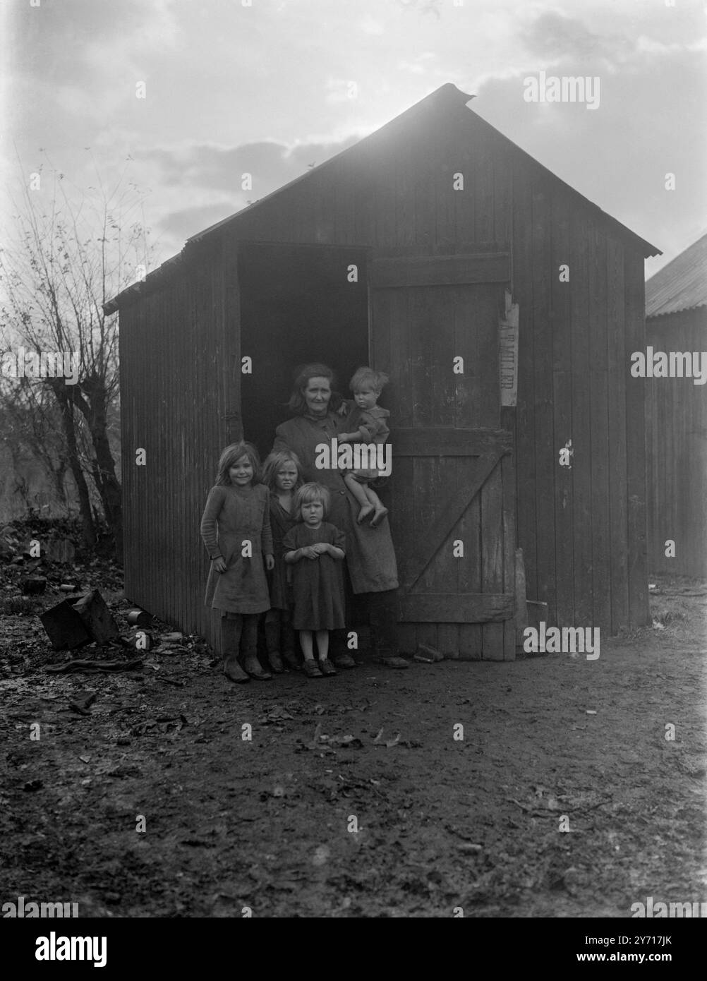 Mother posing children on Black and White Stock Photos & Images - Alamy