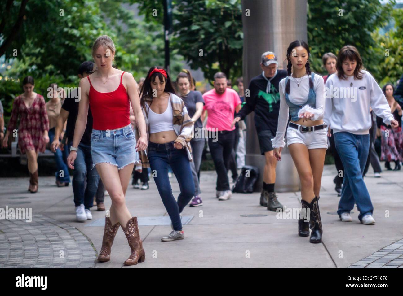 New Yorkers and visitors dance up a storm in Bella Abzug Park in New ...