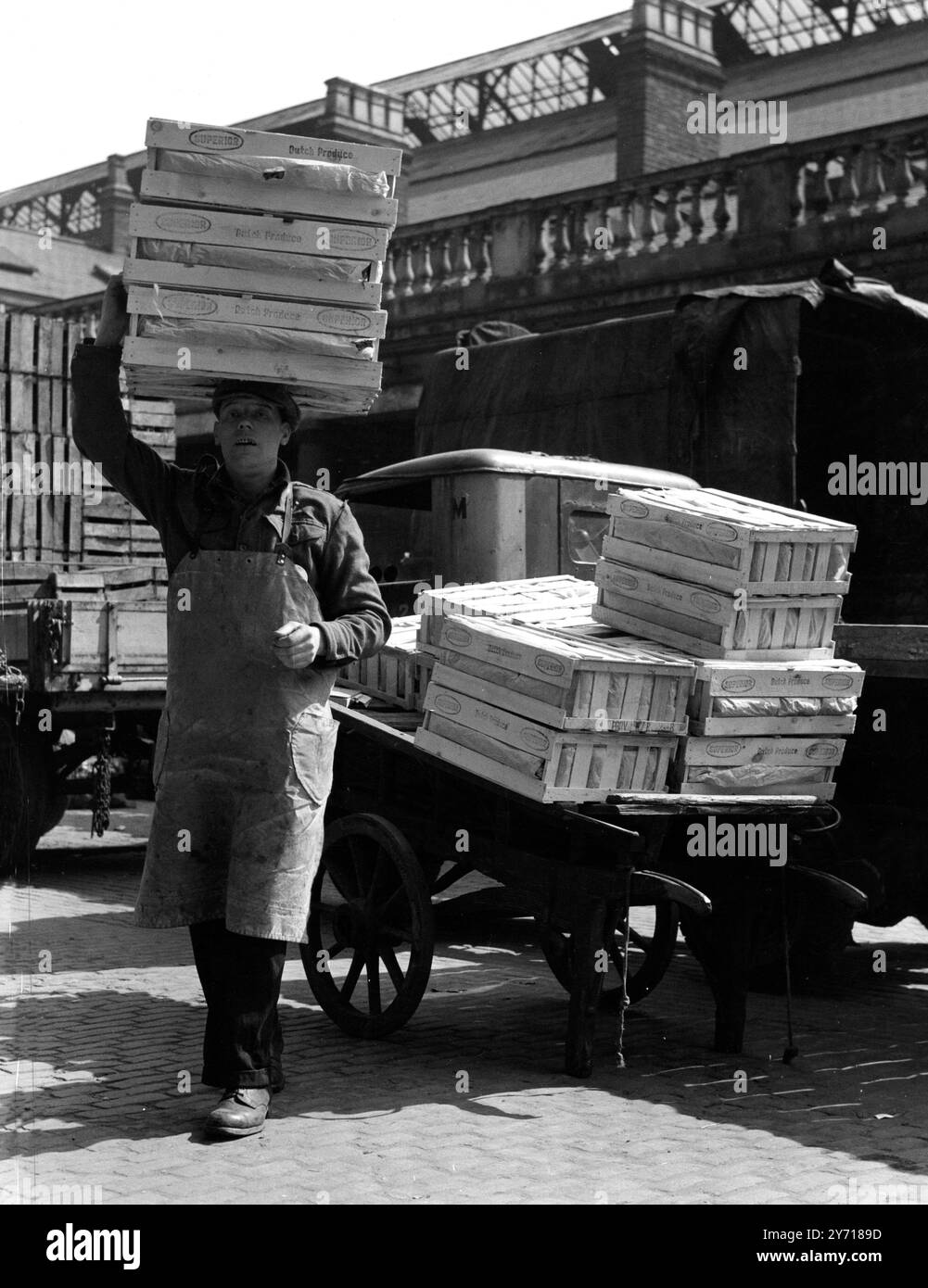 Market trader 1950s hi-res stock photography and images - Alamy