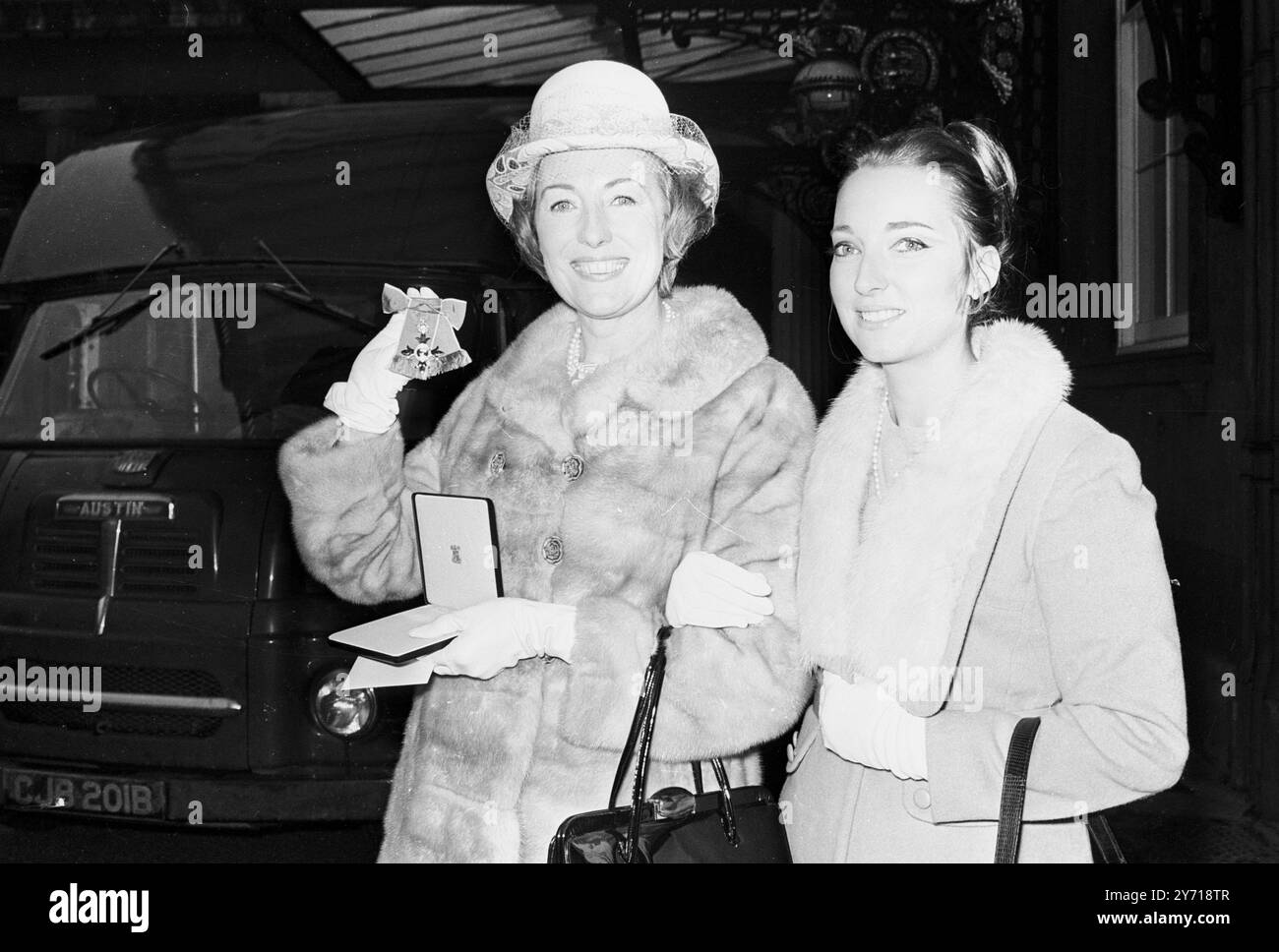 Singer Vera Lynn , the Forces Sweetheart , shows the OBE ( Order of the ...