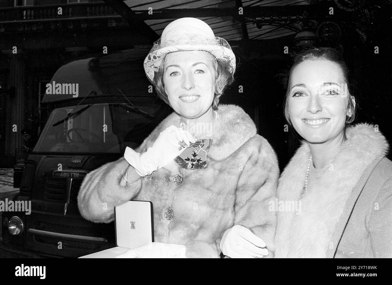 Singer Vera Lynn , the Forces Sweetheart , shows the OBE ( Order of the ...