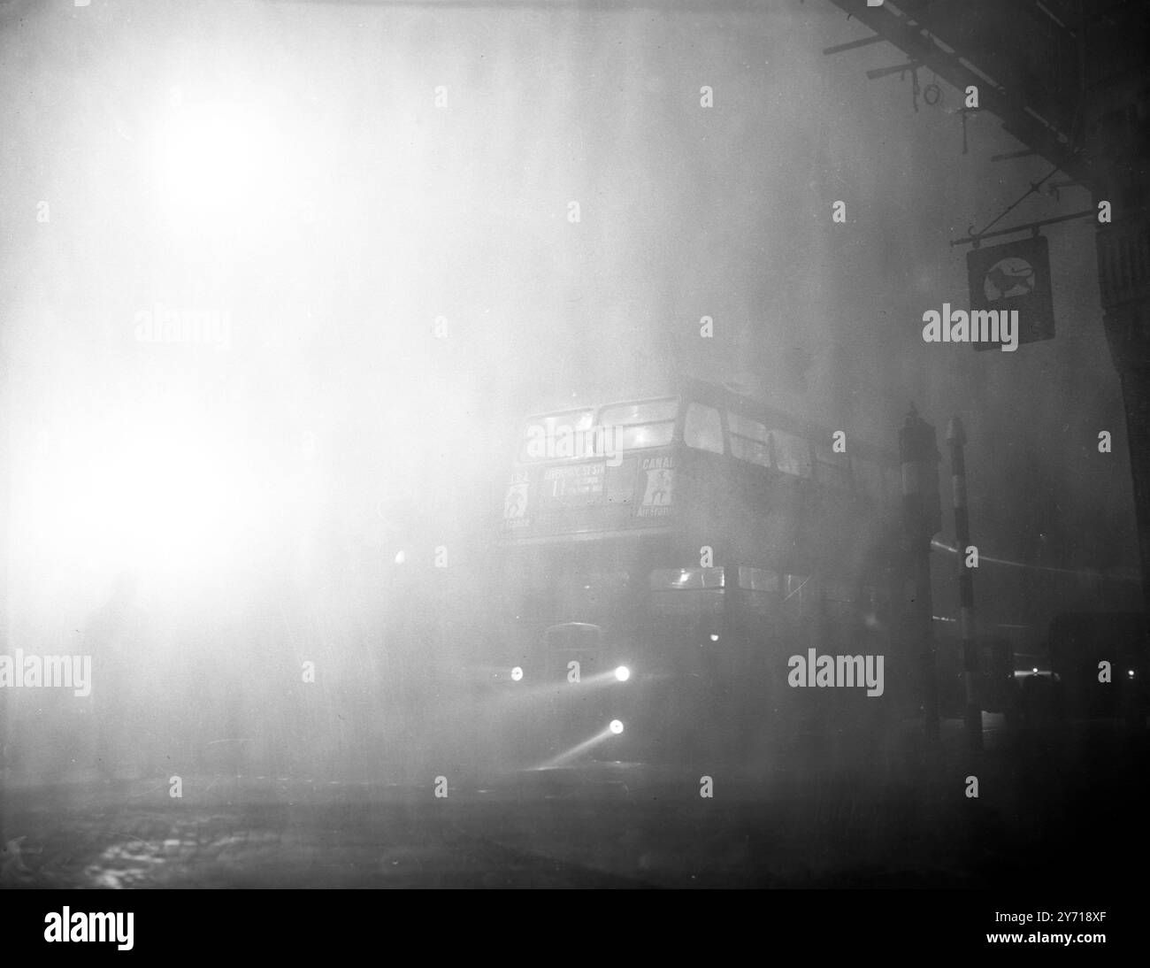 Fog blankets the city. London : a bus gropes its way through the City ...