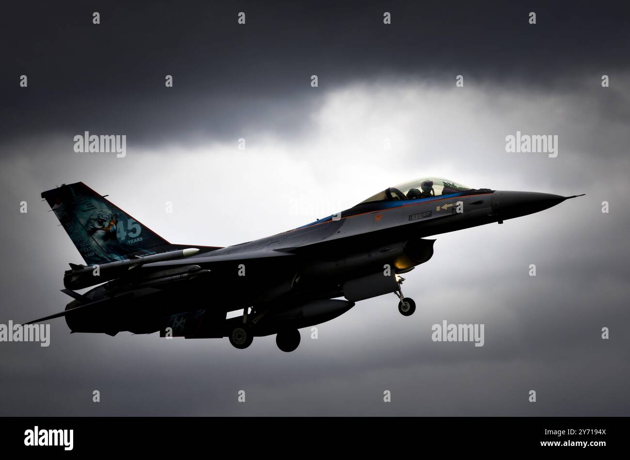 VOLKEL - An F-16 fighter jet arrives at Volkel Air Base after a ...
