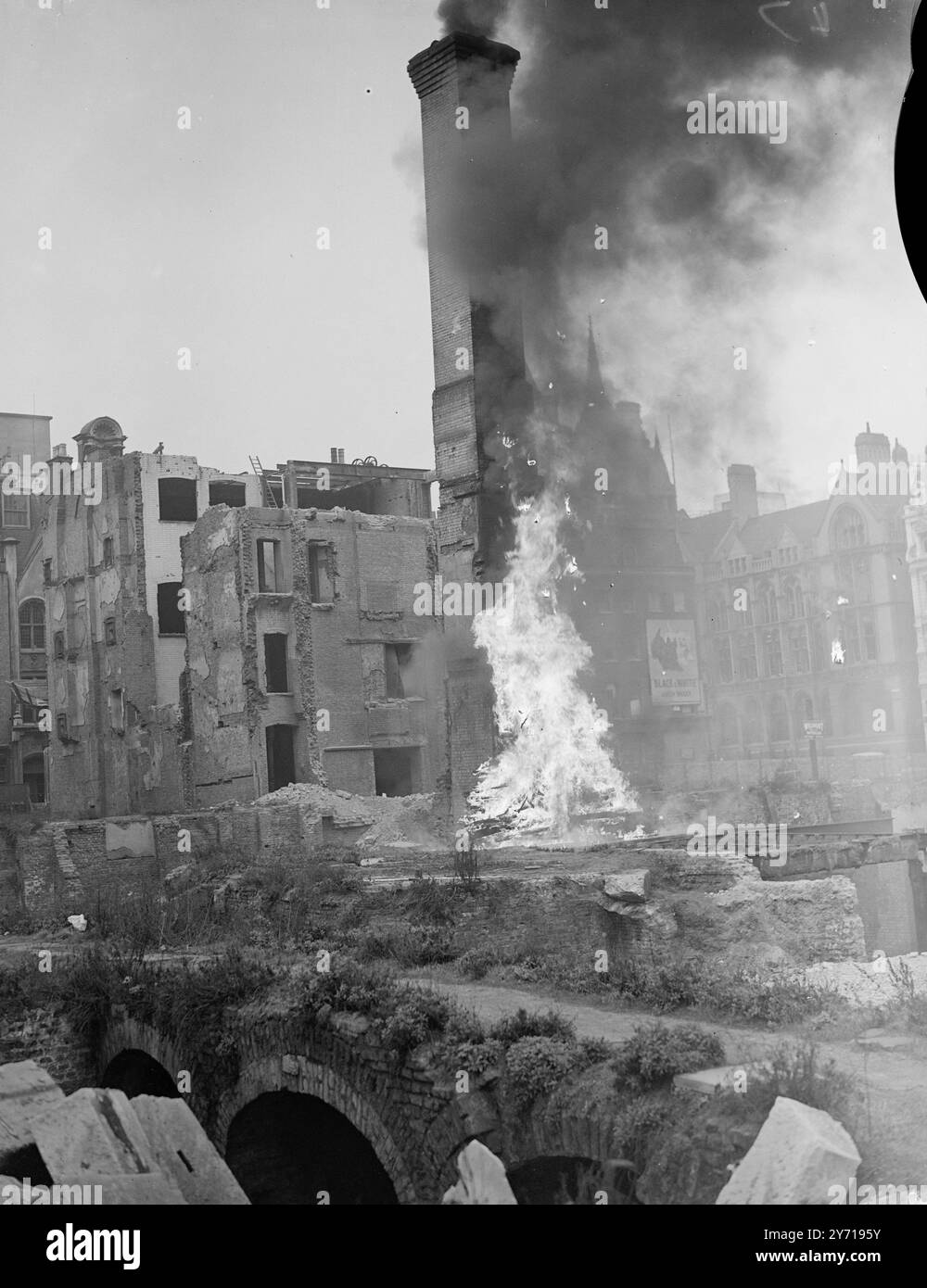 80 FOOT CHIMNEY'S LAST FIRE . A London landmark , an 80 foot chimney ...