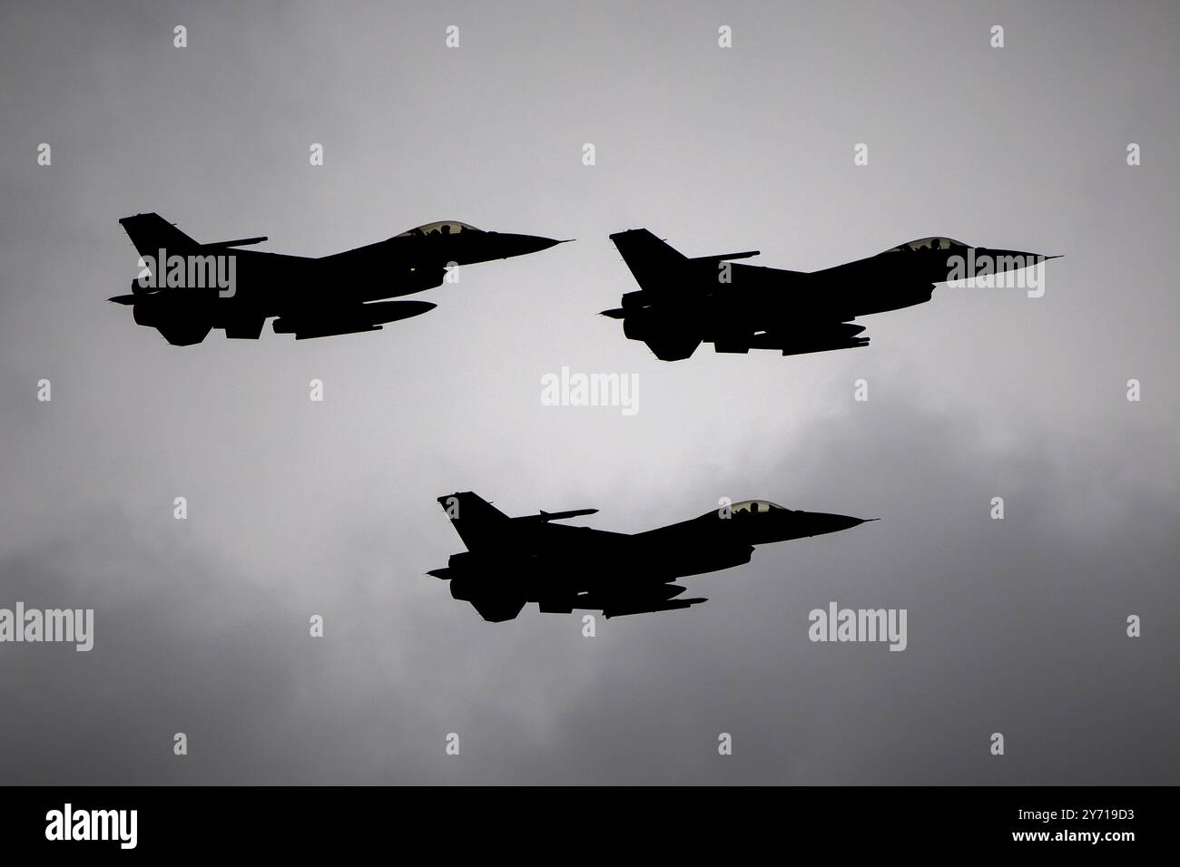 VOLKEL - F-16 fighter aircraft arrive at Volkel Air Base after a ...