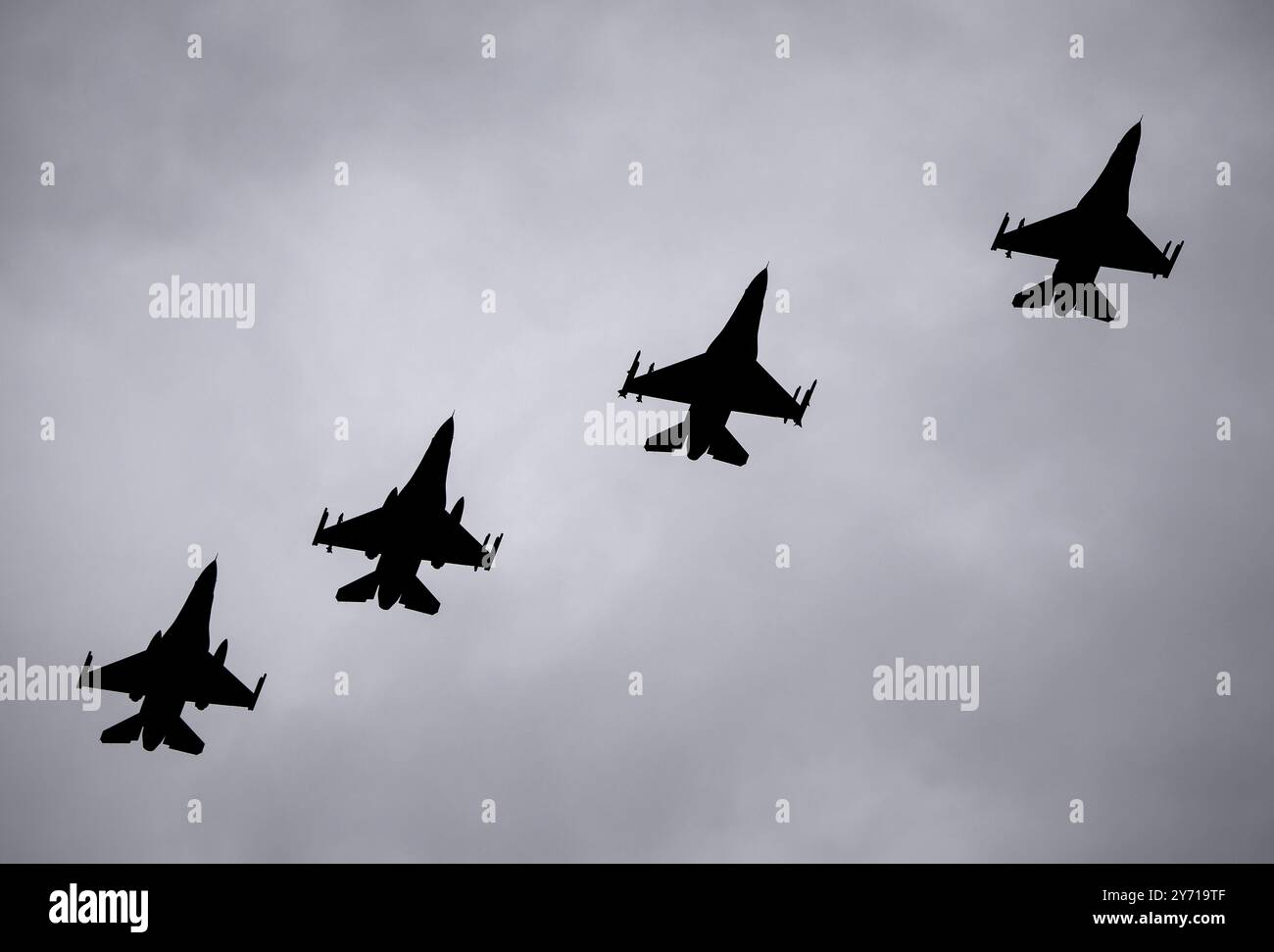 VOLKEL - F-16 fighter aircraft arrive at Volkel Air Base after a ...