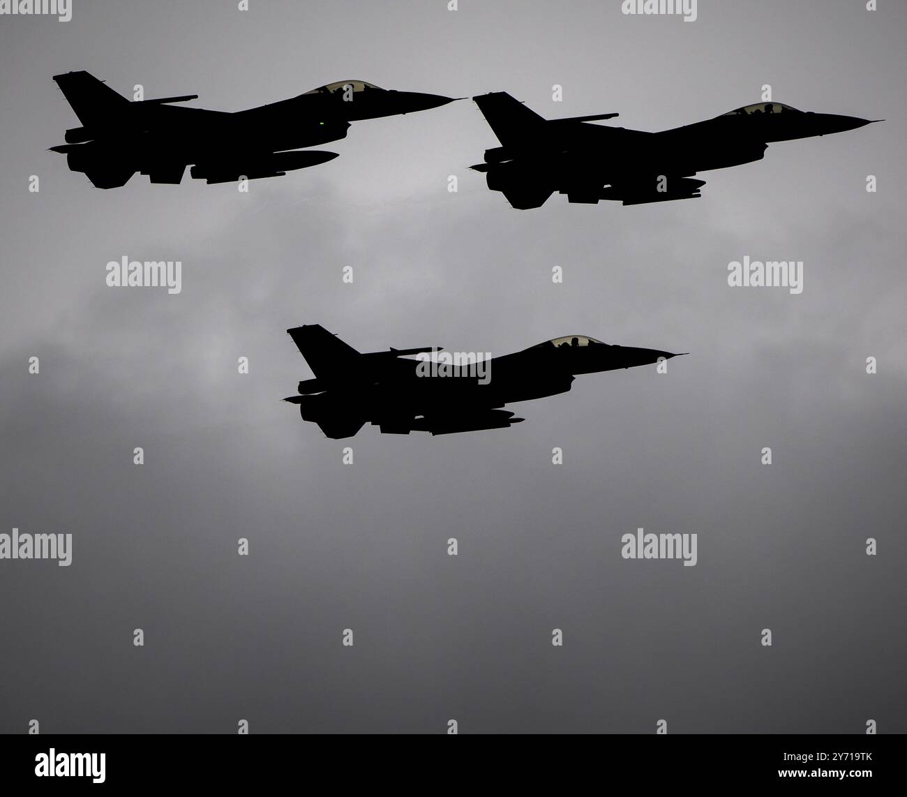 VOLKEL - F-16 fighter aircraft arrive at Volkel Air Base after a ...