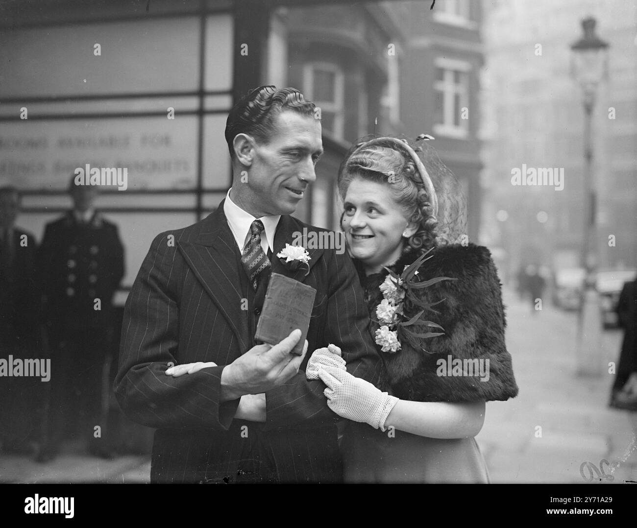 MARRIED AFTER '' HOLD - UP '' 34 - year - old Private ARTHUR NEARY of ...