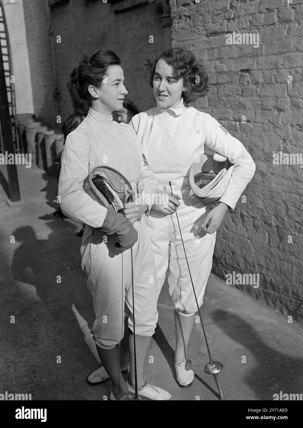 TALKING FENCING ENID PARKINSON , of Blackheath , (England ) chats with ...