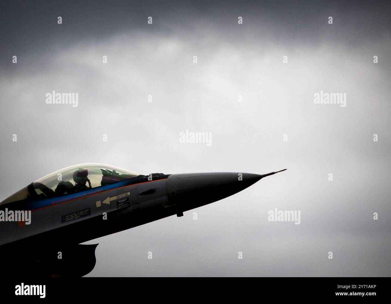 VOLKEL - An F-16 fighter jet arrives at Volkel Air Base after a ...
