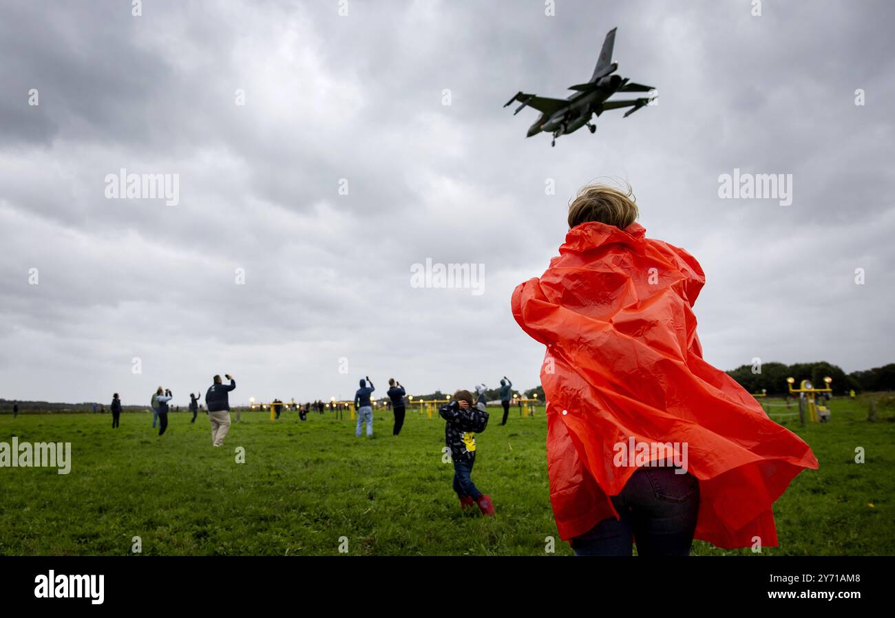 VOLKEL - An F-16 fighter jet arrives at Volkel Air Base after a ...