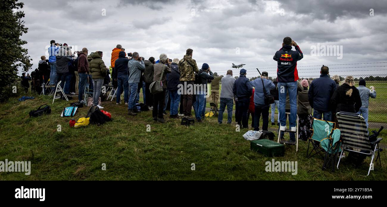 VOLKEL - An F-16 fighter jet arrives at Volkel Air Base after a ...