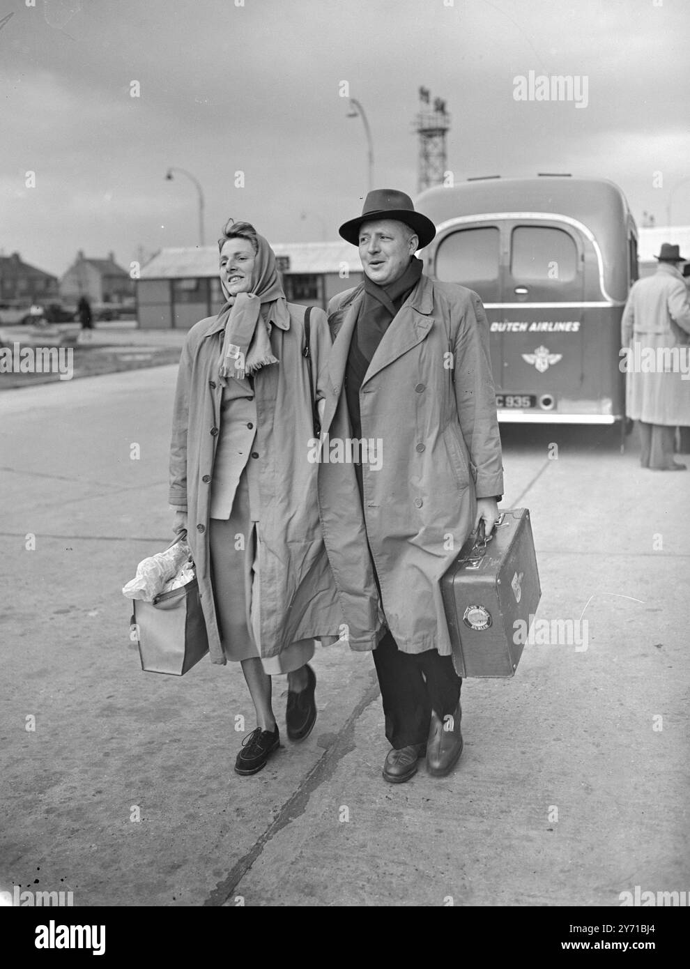 DUTCH OLYMPIC STAR EN ROUTE TO AUSTRALIAN CHAMPIONSHIPS Mrs . FANNY ...