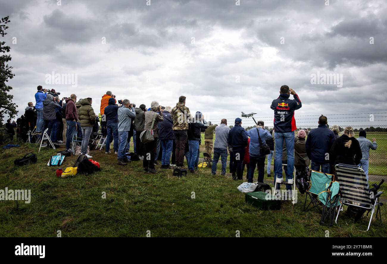 VOLKEL - An F-16 fighter jet arrives at Volkel Air Base after a ...