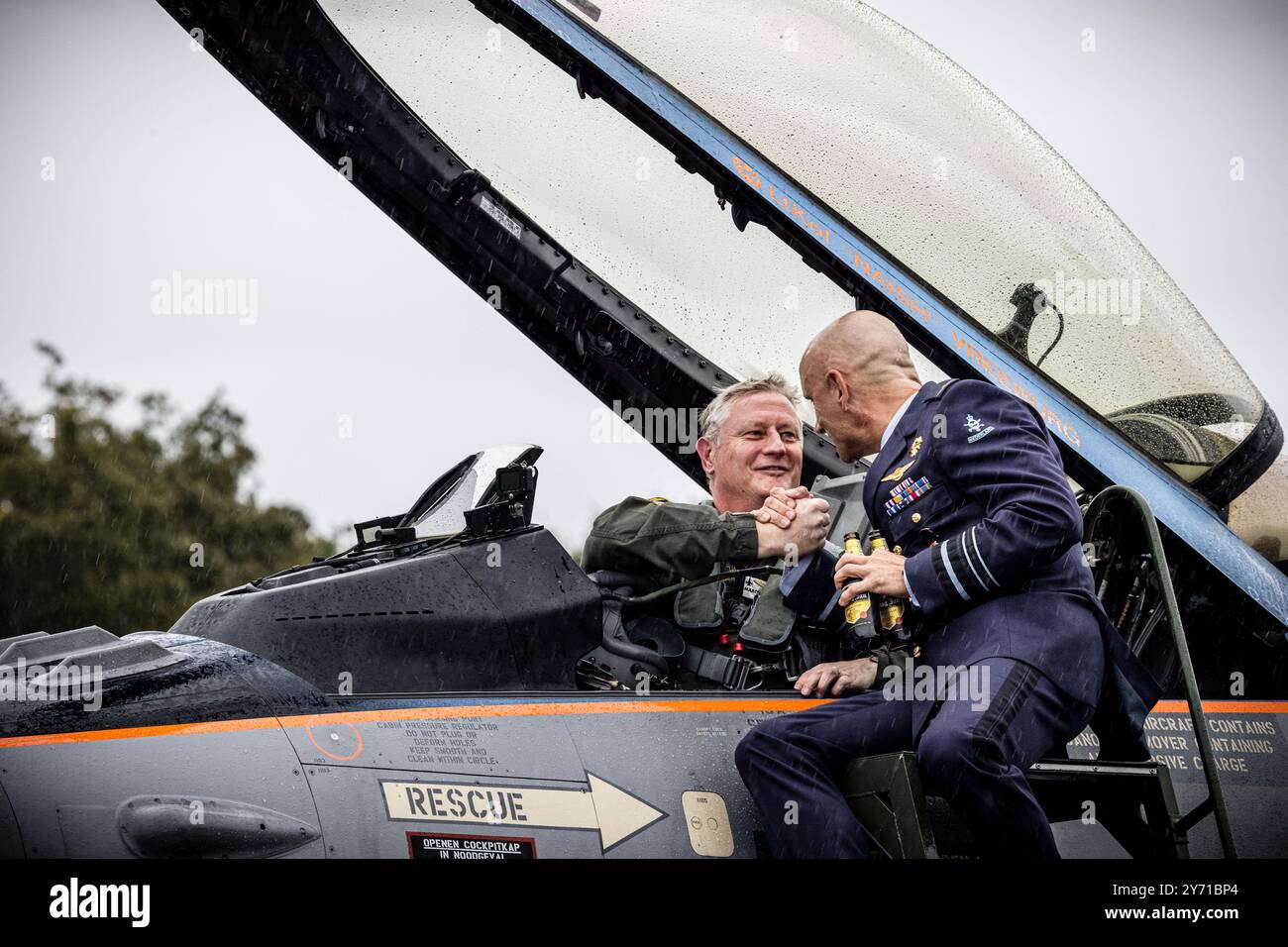 VOLKEL - An F-16 fighter jet arrives at Volkel Air Base after a ...