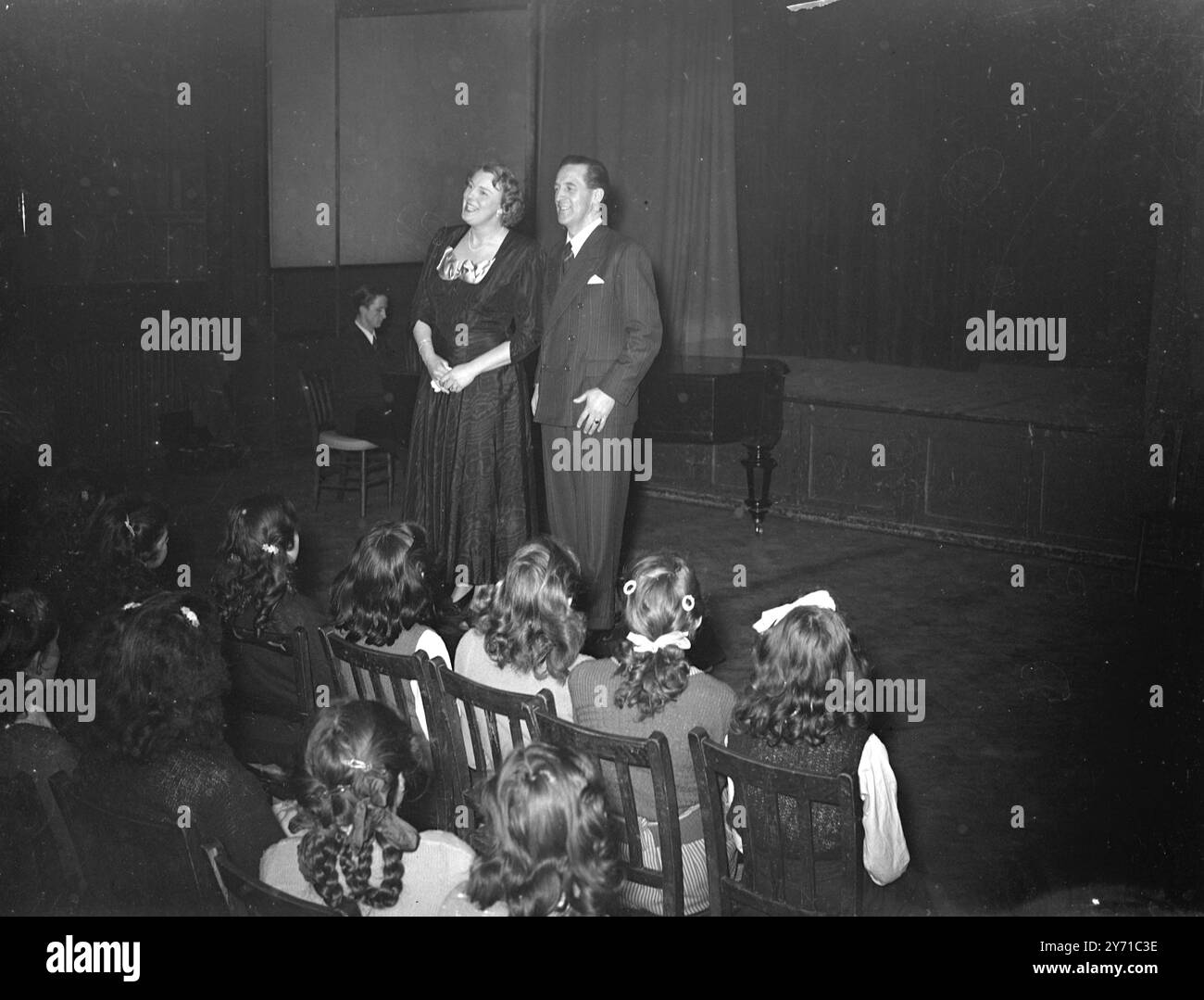 Opera audience london hi-res stock photography and images - Alamy